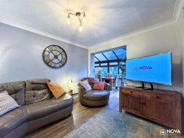 5 bedroom detached house for sale in Perrymead, Luton, LU2