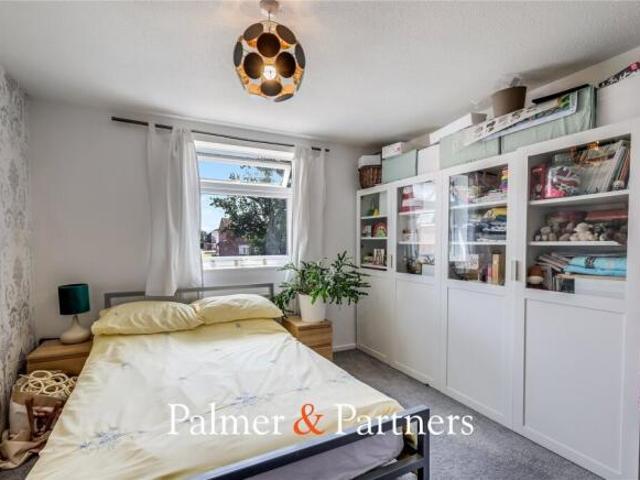 4 bedroom detached house for sale in Pickwick Avenue, Chelmsford, Essex, CM1