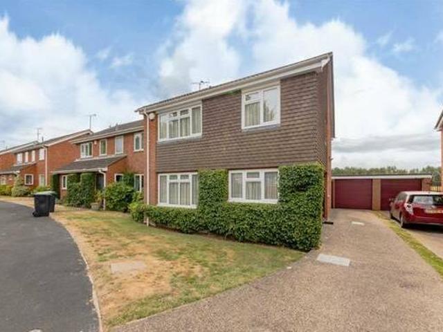 4 bedroom detached house for sale in Pilgrims Close Harlington Dunstable LU5