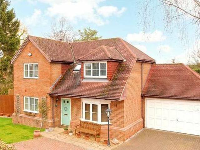 4 bedroom detached house for sale in Pippin Close Bramley Meadows Newport Pagnell Buckinghamshire