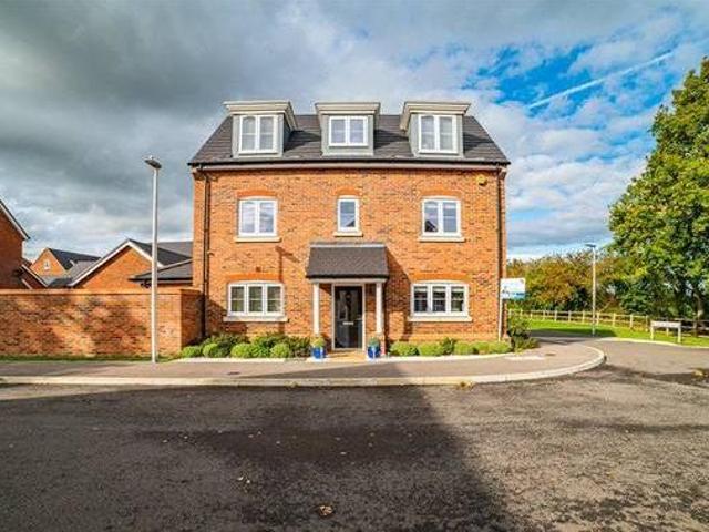 4 bedroom detached house for sale in Priors Gardens Spencers Wood Reading RG7