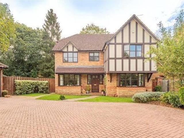 4 bedroom detached house for sale in Queen Victoria Court Farnborough Hampshire GU14