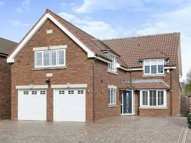 4 bedroom detached house for sale in Rowernfields Sheffield S25