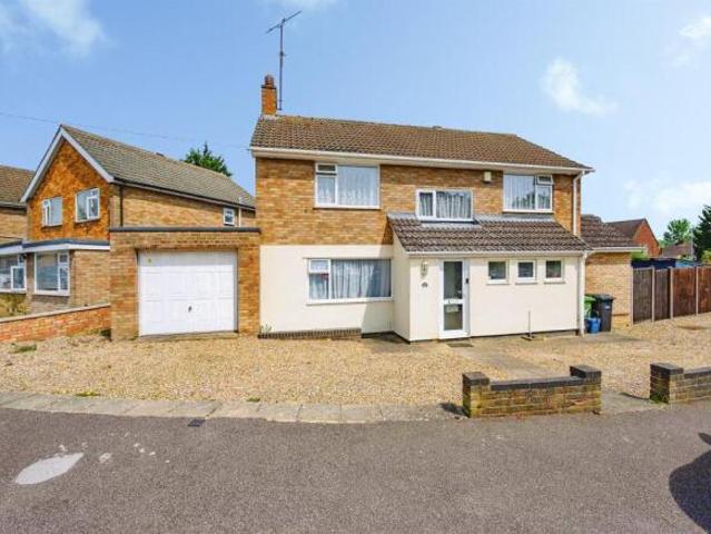 4 bedroom detached house for sale in Rosslyn Crescent, Luton, LU3