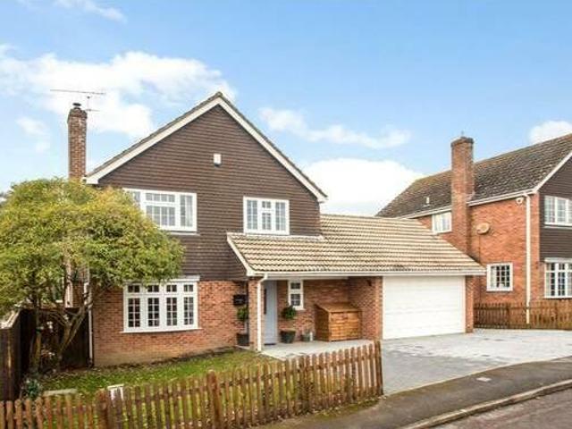 4 bedroom detached house for sale in Reeves Close West Wellow Romsey Hampshire SO51