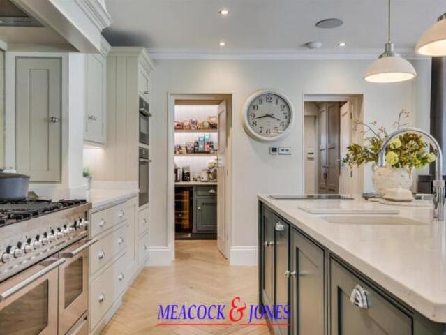 4 bedroom detached house for sale in Ridgeway, Hutton Mount, Brentwood, CM13