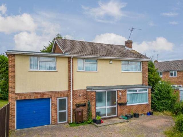 4 Bedroom Detached House For Sale In Woodley, Reading