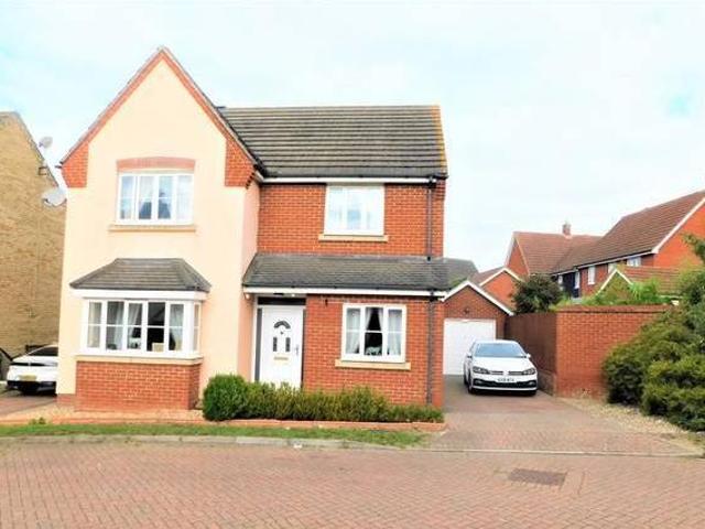 4 bedroom detached house for sale in Woodpecker Close Stowmarket IP14