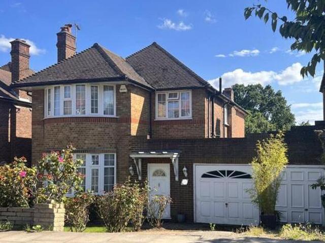 4 Bedroom Detached House For Sale In Woodside Park
