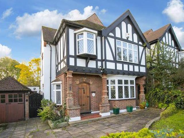 4 bedroom detached house for sale in Worcester Crescent Woodford Green IG8