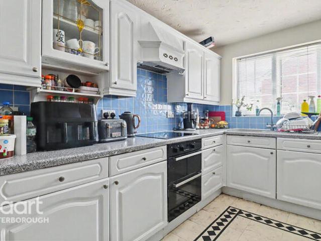 4 bedroom detached house for sale in Watersend Road, Hampton Hargate, PE7
