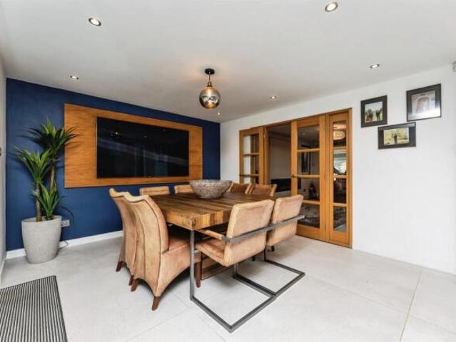 4 bedroom detached house for sale in Wakefield Road, Gildersome, Leeds, LS27