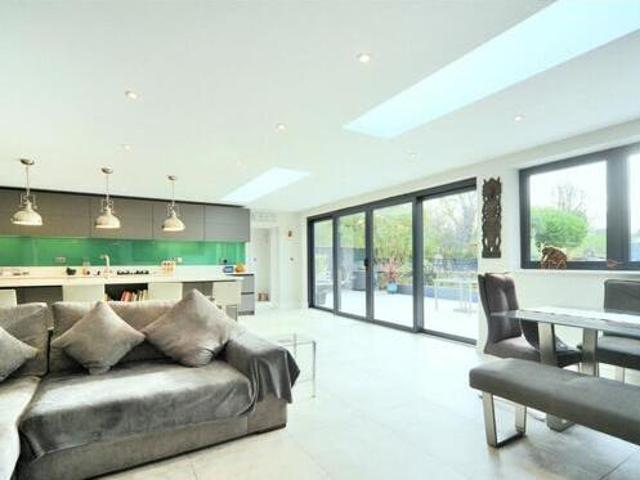 4 Bedroom Detached House For Sale In Wallington