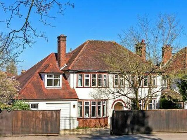 4 bedroom detached house for sale in Walsworth Road Hitchin SG4