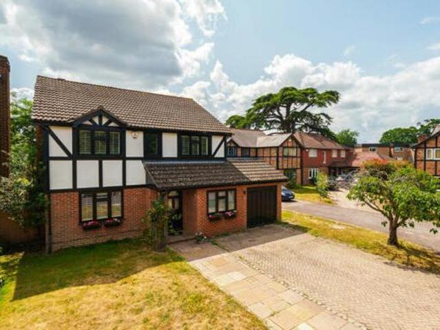 4 Bedroom Detached House For Sale In Walton on thames