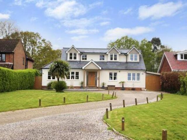 4 Bedroom Detached House For Sale In Waltham Chase