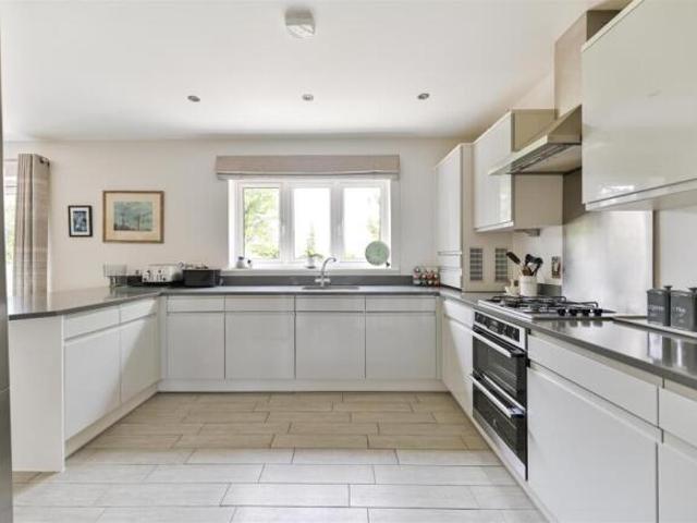 5 bedroom detached house for sale in Wellswood Gardens, Reading RG1