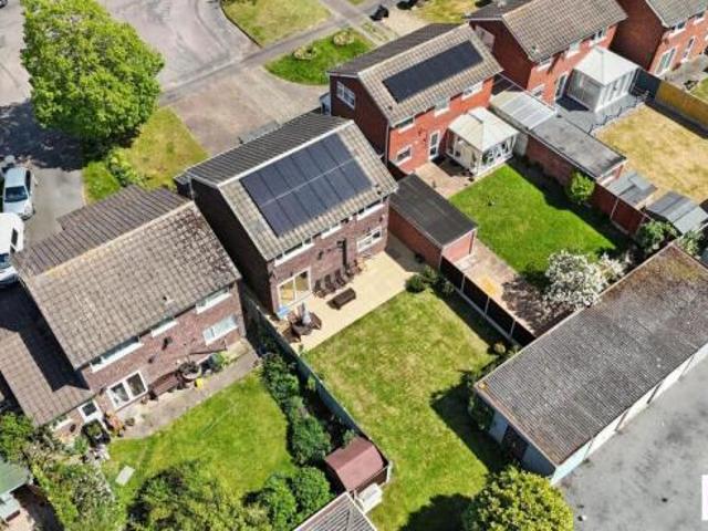 4 bedroom detached house for sale in Wessex Drive, Leicester, LE3