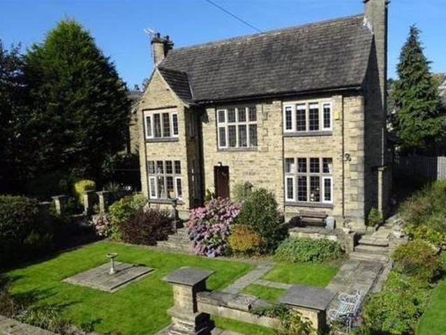 4 bedroom detached house for sale in West Avenue Lindley Huddersfield HD3 HD3