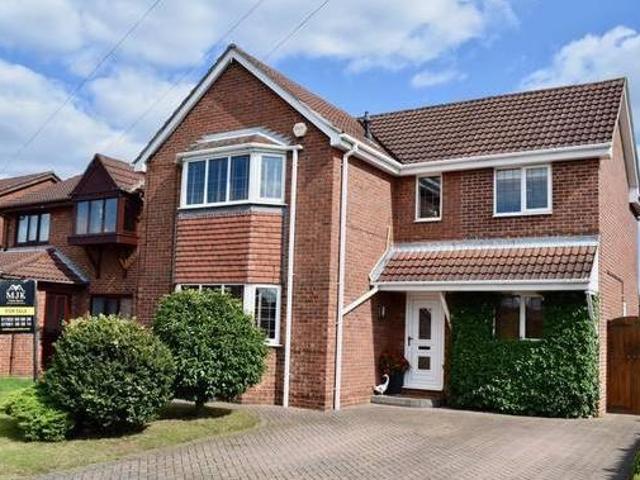 4 bedroom detached house for sale in Wheatfield Close Barnby Dun Doncaster DN3
