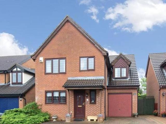 4 bedroom detached house for sale in Willow Way Toddington LU5