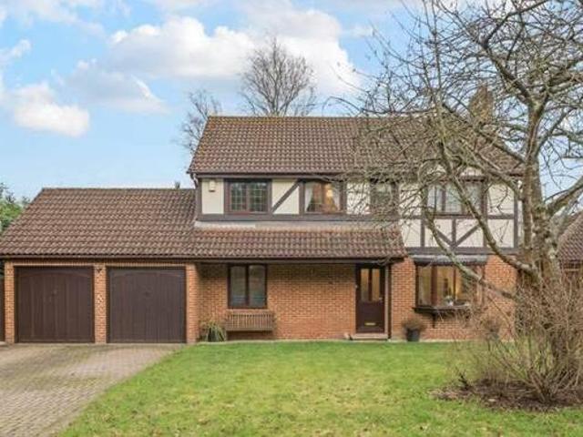 4 bedroom detached house for sale in Wimbushes Finchampstead Wokingham Berkshire RG40