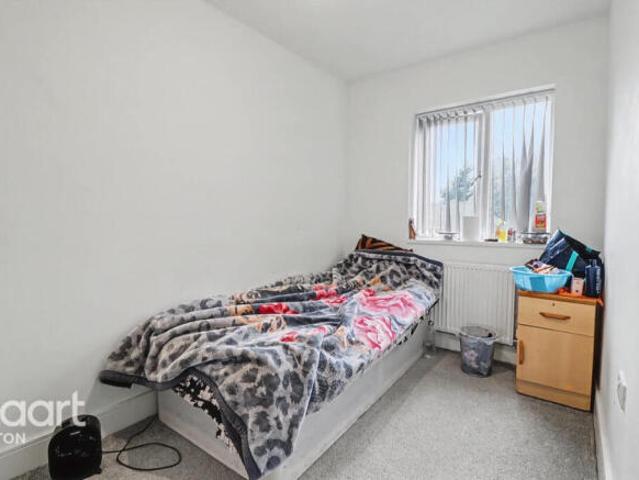 4 bedroom detached house for sale in Wingate Road, Luton, LU4