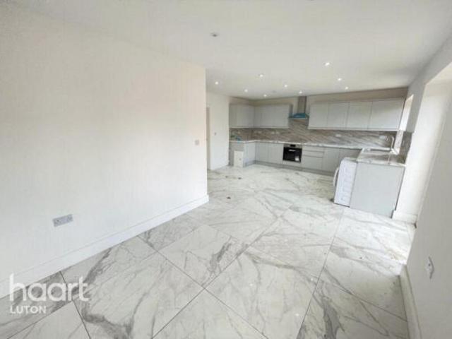 4 bedroom detached house for sale in Wingate Road, Luton, LU4