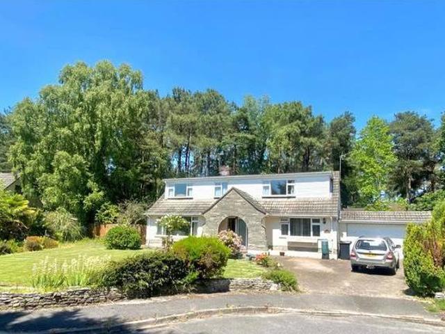 4 bedroom detached house for sale in Windsor Close St Ives Ringwood BH24