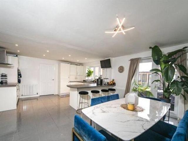4 Bedroom Detached House For Sale In Winnersh