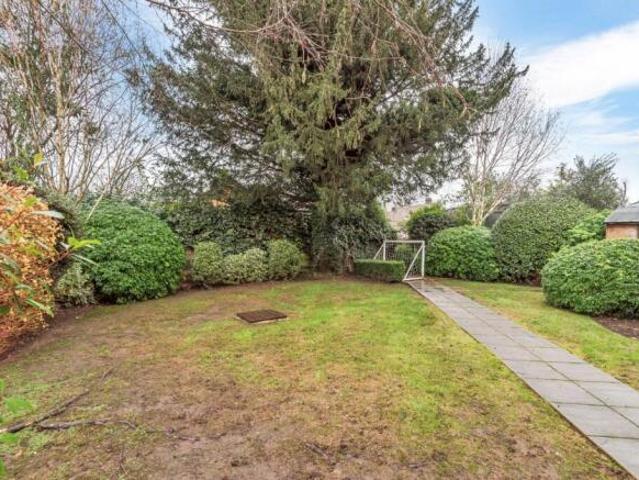 4 bedroom detached house for sale in Wyvern Close, Orpington, BR6