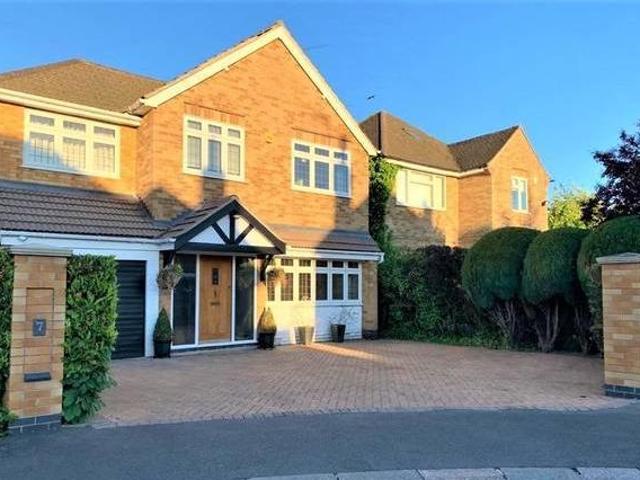 4 bedroom detached house for sale in Wyndham Close Oadby Leicester LE2