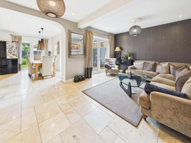 4 bedroom detached house for sale in Wyndham Close, Oadby, Leicestershire, LE2