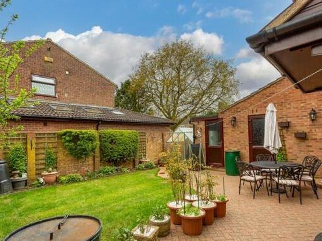 4 Bedroom Detached House For Sale In Toddington, Bedfordshire