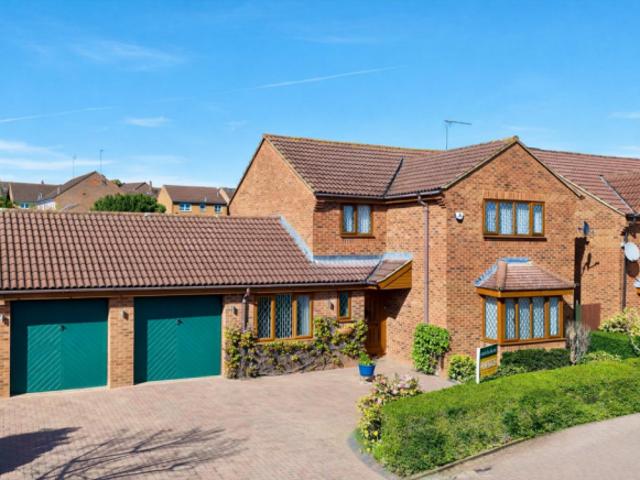 4 bedroom detached house for sale in Tanfield Lane, Rushmere, Northampton NN1