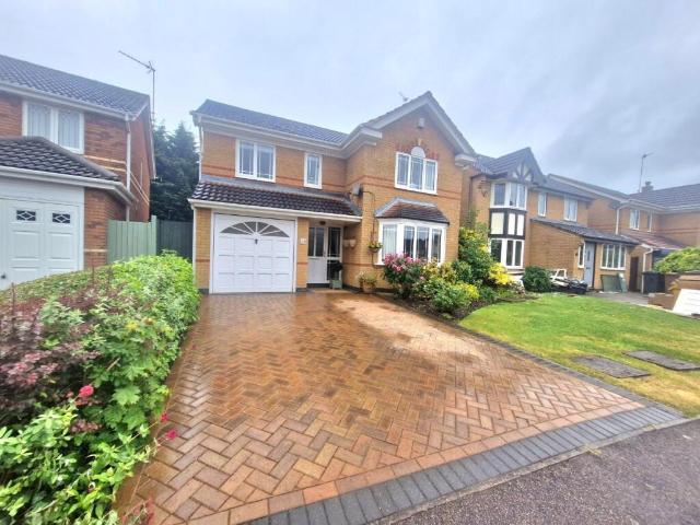 4 bedroom detached house for sale in Tewkesbury Close, Buckingham Fields, Northampton NN4