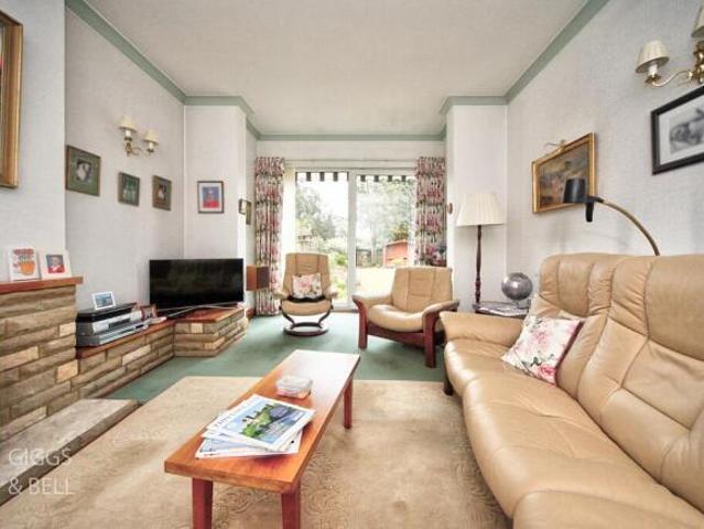 4 bedroom detached house for sale in Tennyson Road, Luton, Bedfordshire, LU1