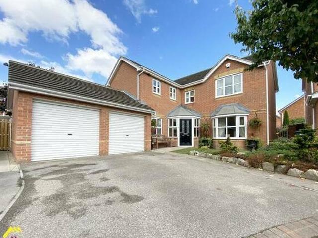 4 bedroom detached house for sale in The Hedgerows Thorne DN8