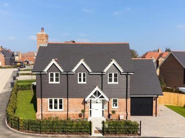 4 Bedroom Detached House For Sale In The Street, Mortimer
