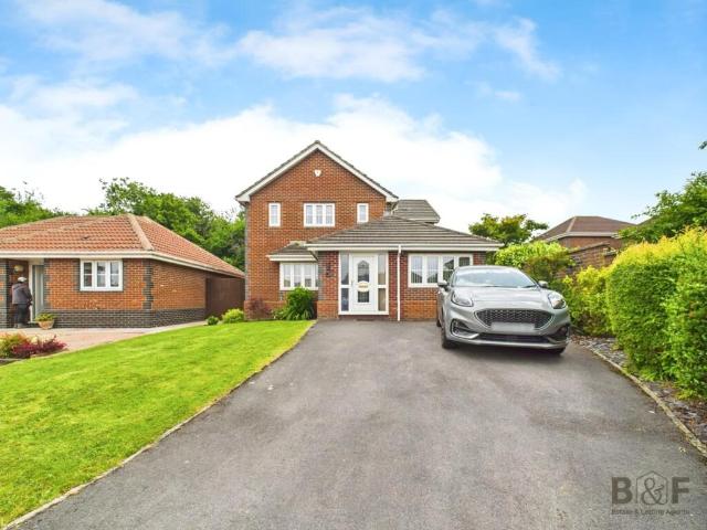 4 bedroom detached house for sale in Thomas Avenue, Emersons Green, Bristol, BS16