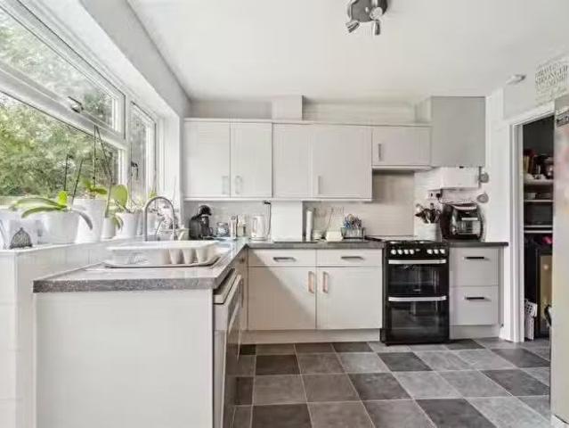 4 Bedroom Detached House For Sale In Thornbury Close, Stevenag.