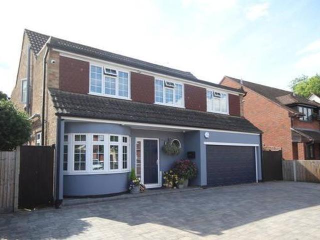 4 bedroom detached house for sale in Timsway Staines TW18
