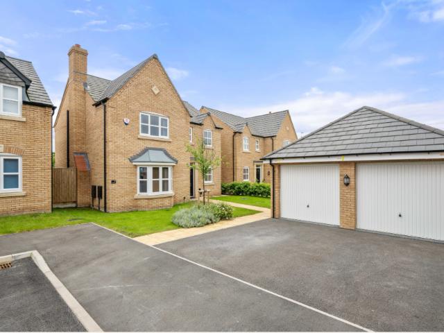 4 bedroom detached house for sale in Tunnicliffe Close, Aylestone, Leicester, Leicestershire, LE2