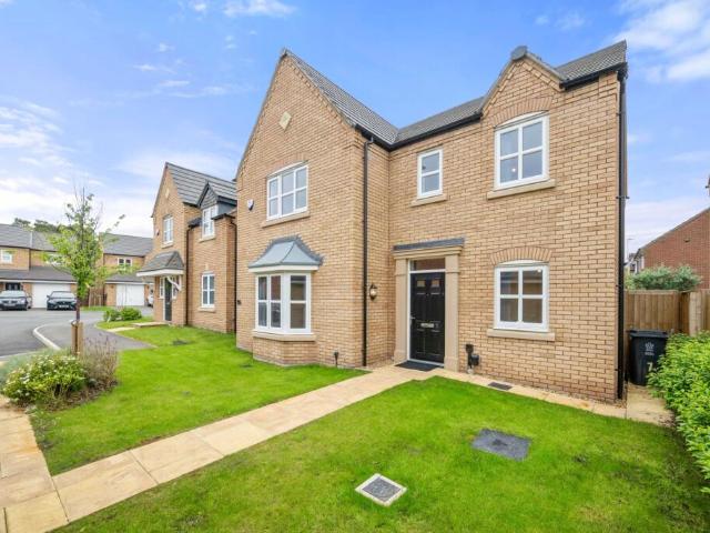 4 bedroom detached house for sale in Tunnicliffe Close, Aylestone, Leicester, Leicestershire, LE2