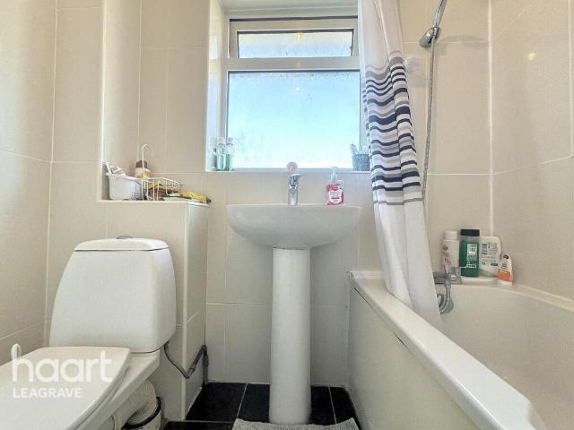 4 bedroom detached house for sale in Ventnor Gardens, Luton, LU3
