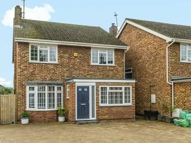 4 bedroom detached house for sale in Vicarage Close Shillington SG5