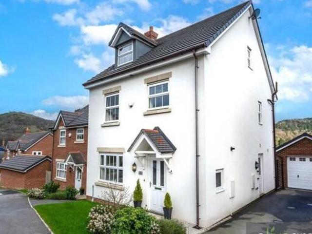 4 Bedroom Detached House For Sale In Vicarage Road