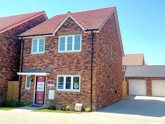 4 bedroom Detached House for sale, London Road, Sholden, CT14.