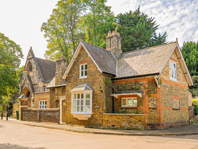 4 Bedroom Detached House To Let in Richmond, TW10