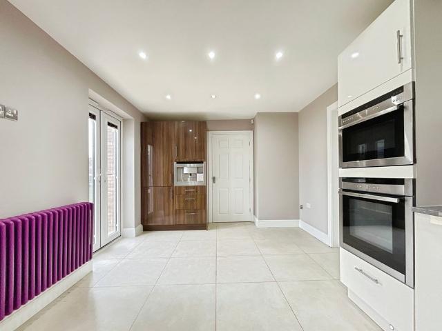 4 bedroom Detached House to let